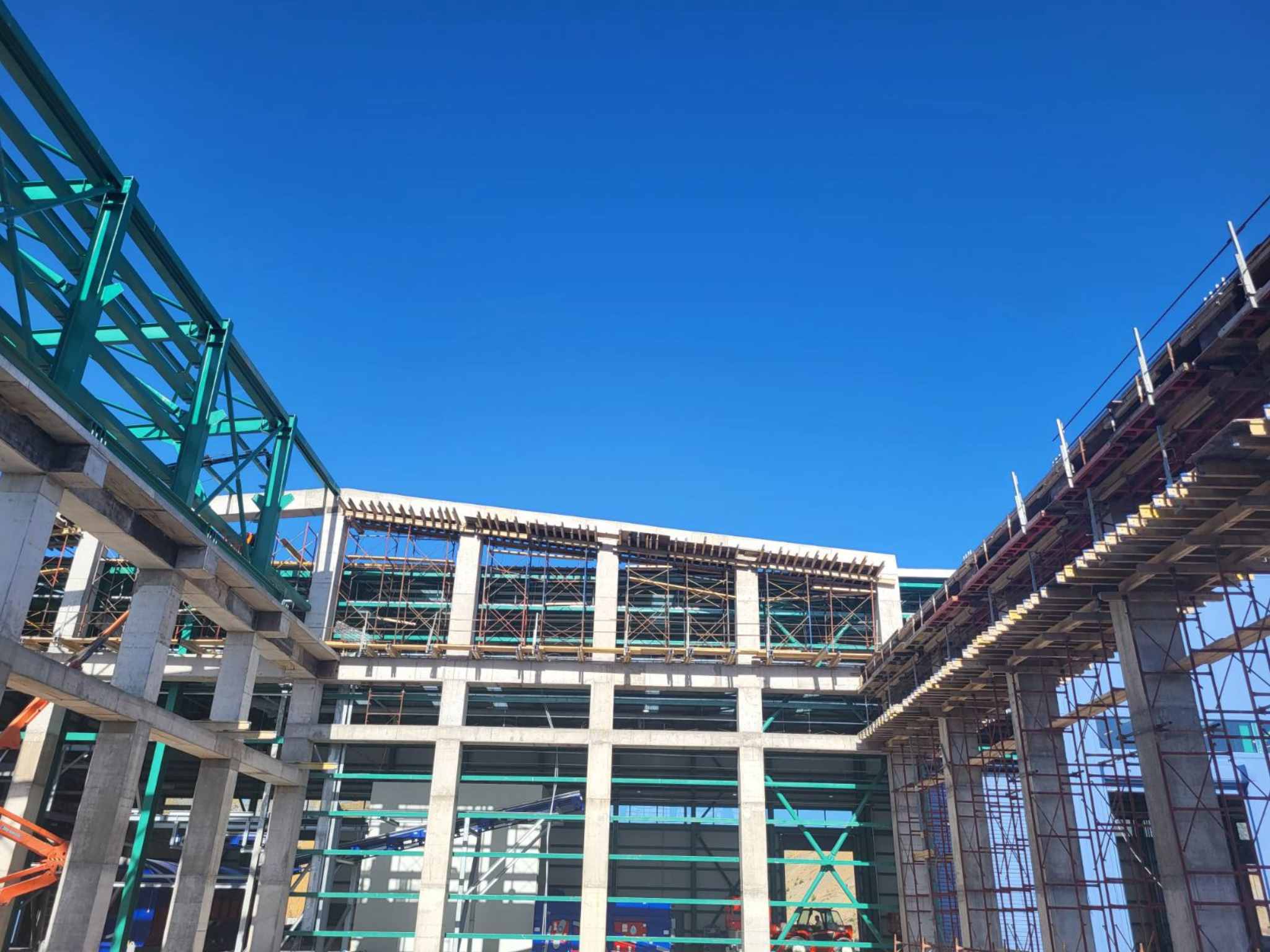 Aggelou Constructions, Κατασκευή ιδιωτικών και δημοσίων έργων